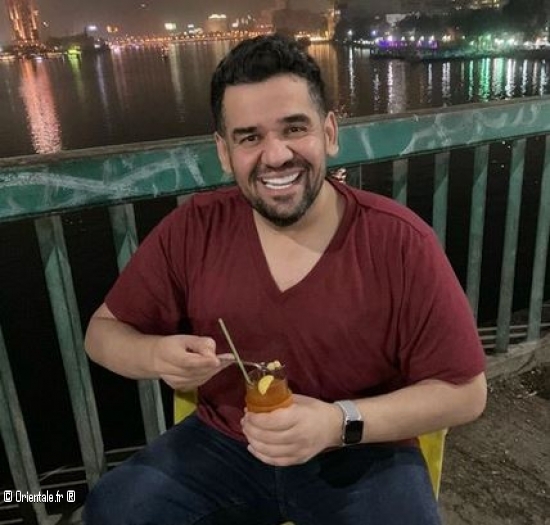Hussein Al Jasmi est apparu avec de longs cheveux ébouriffés et un ...